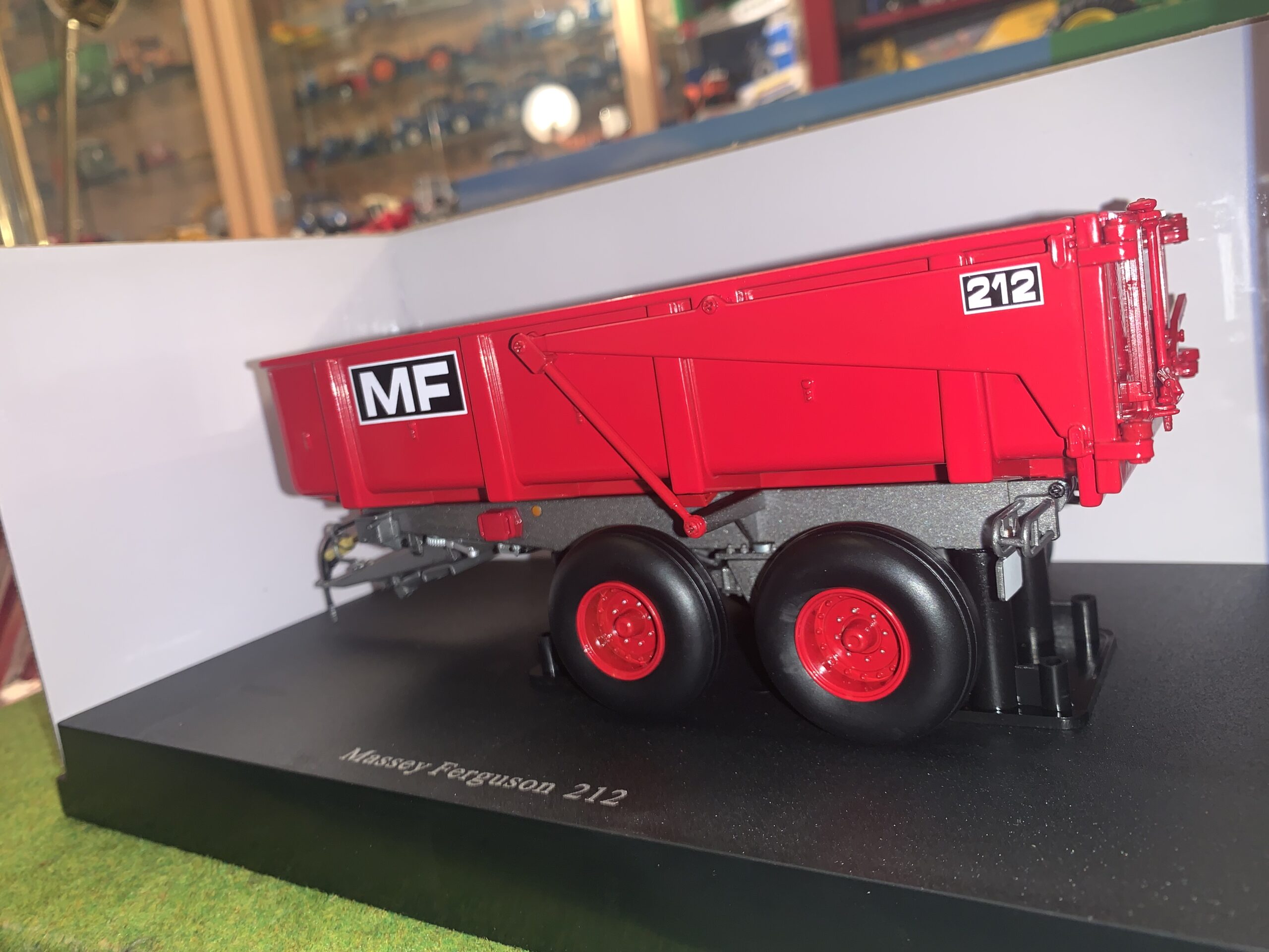 Massey Ferguson 212 kieper - Miniatuurtotaal BV