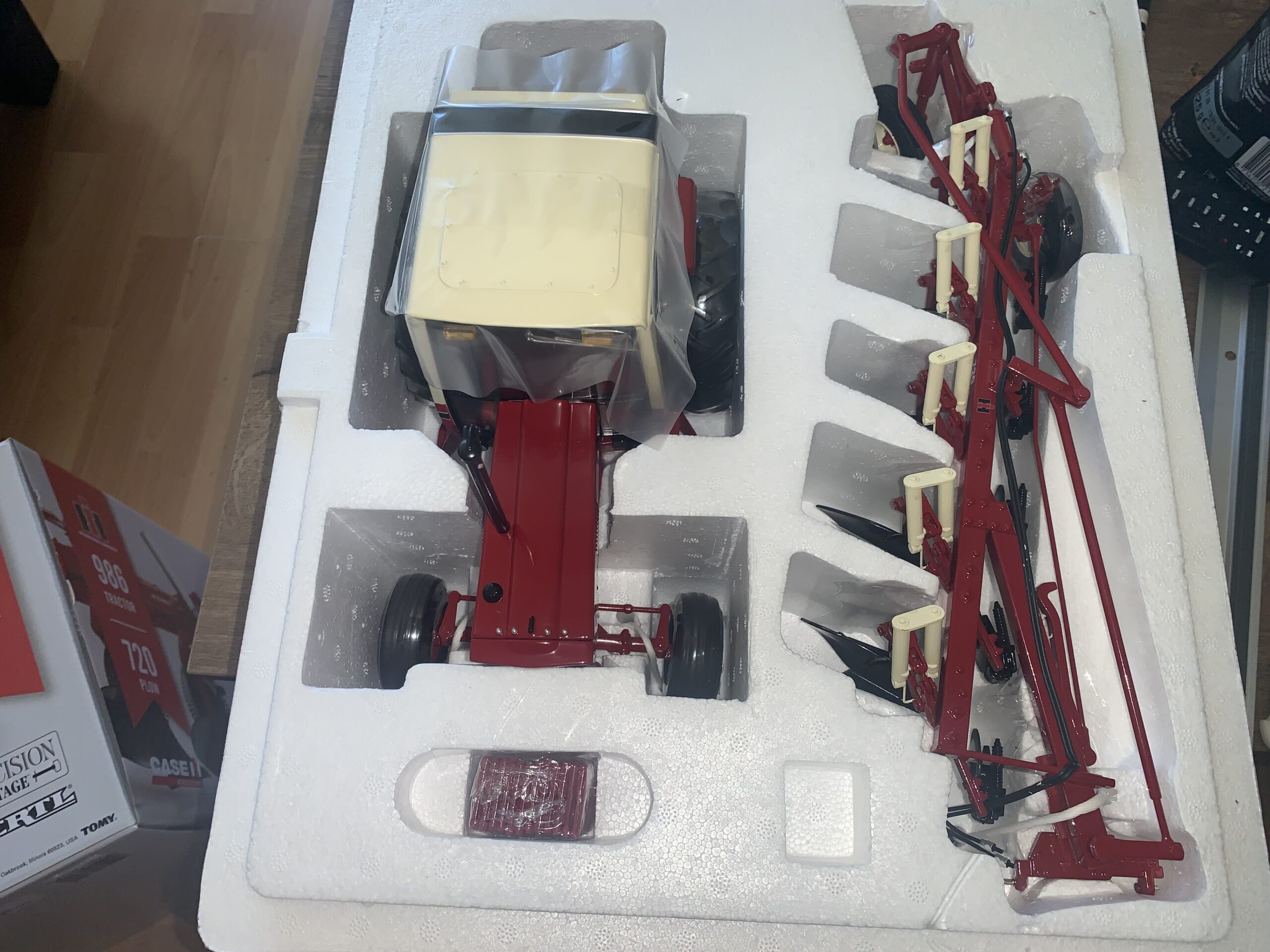 Case IH 986 met 720 ploeg - Miniatuurtotaal BV